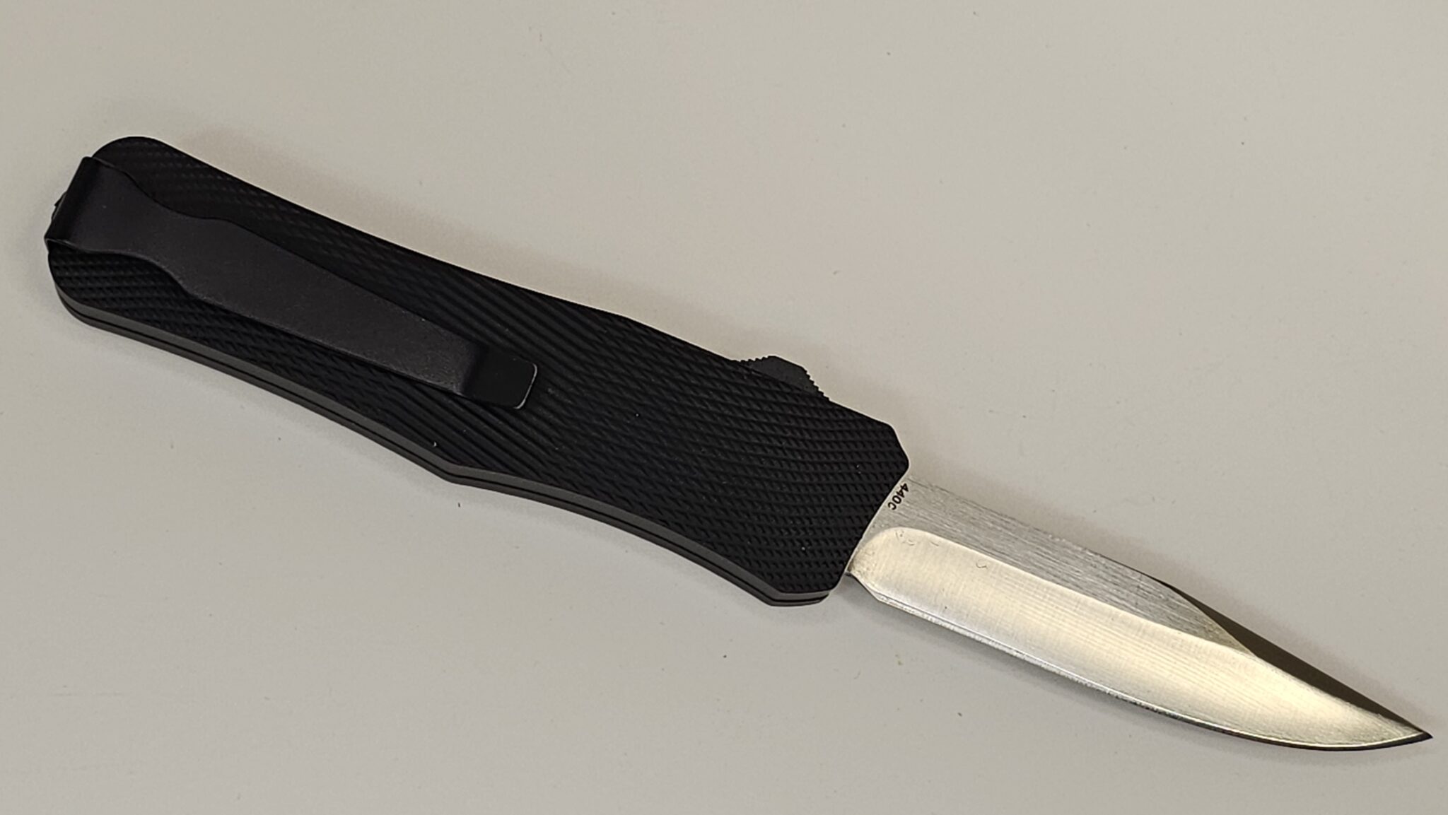 Out The Front Automatic – Mantis Knives